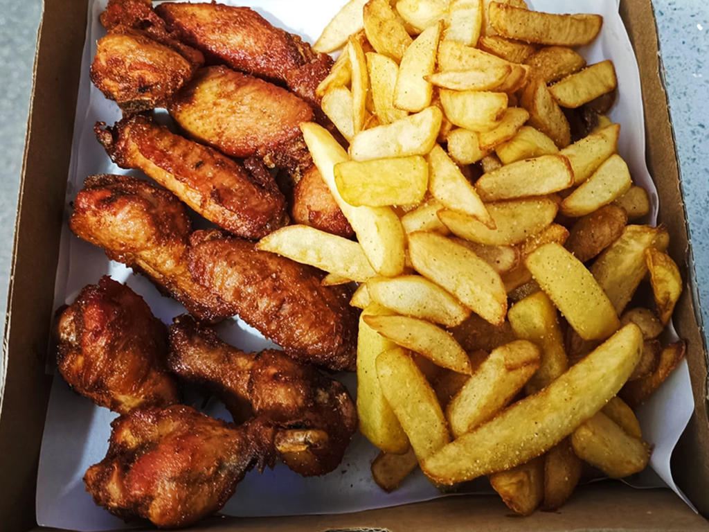 10 Spicy Hot Chicken Wings and Chips – Reemu